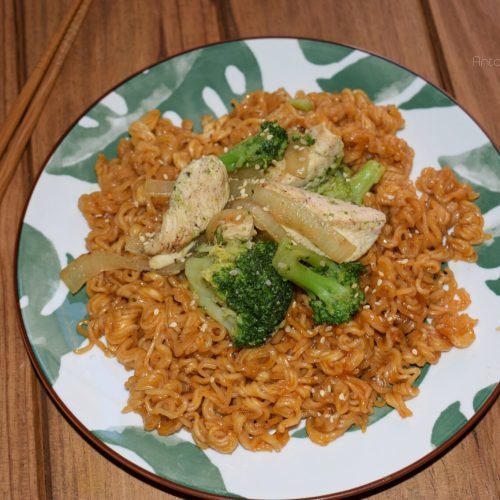 Noodles con pollo y brócoli salteados. Cómo mejorar unos noodles de ...